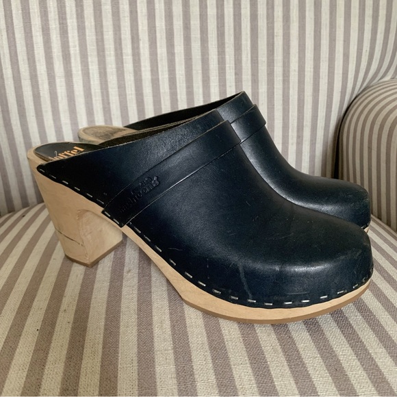 Swedish Hasbeens | Shoes | Swedish Hasbeens Heeled Navy Clogs Sz 4 ...